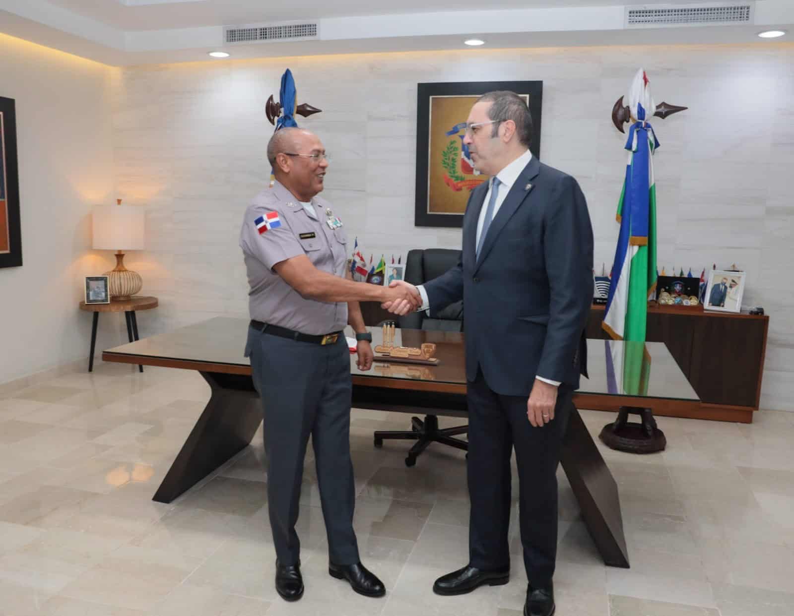 Mayor General Guzmán Peralta fortalece lazos internacionales con ...