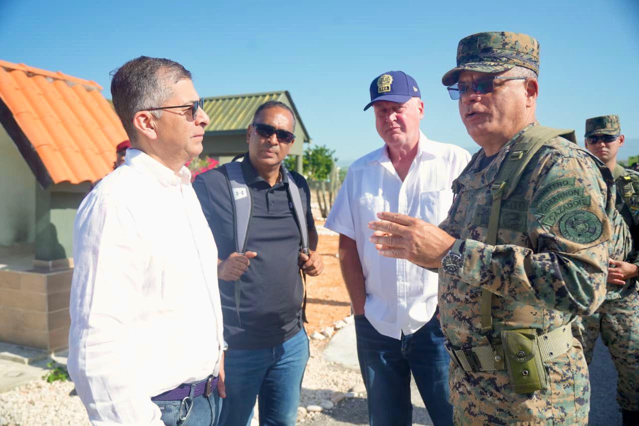 Ministro de Defensa recorre la frontera con asesores del Poder ...